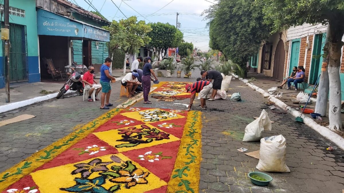 Artesanos elaboran tradicionales alfombras de aserrín en León