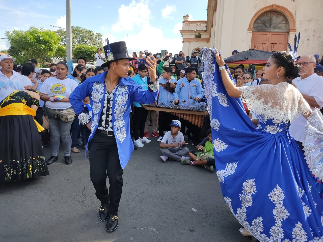 Bailes folclóricos engalanan fiestas culturales de la ciudad de Las Flores