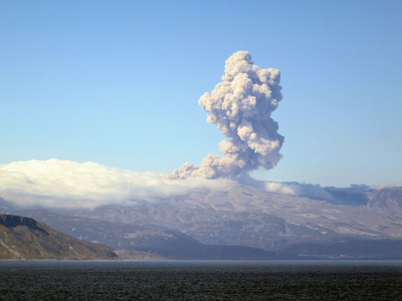 Volcán Ebeko en las islas Kuriles expulsa nube de cenizas