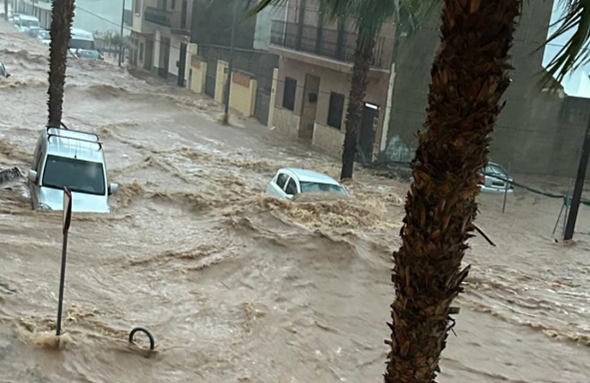 Valencia emite alerta roja ante la llegada de tormentas intensas