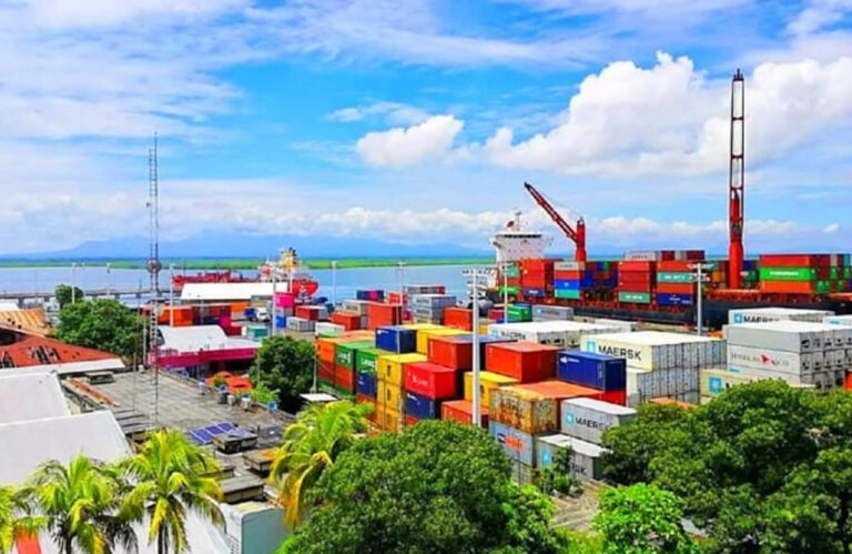 Puertos comerciales reciben 17 buques y registran alta movilización de ...