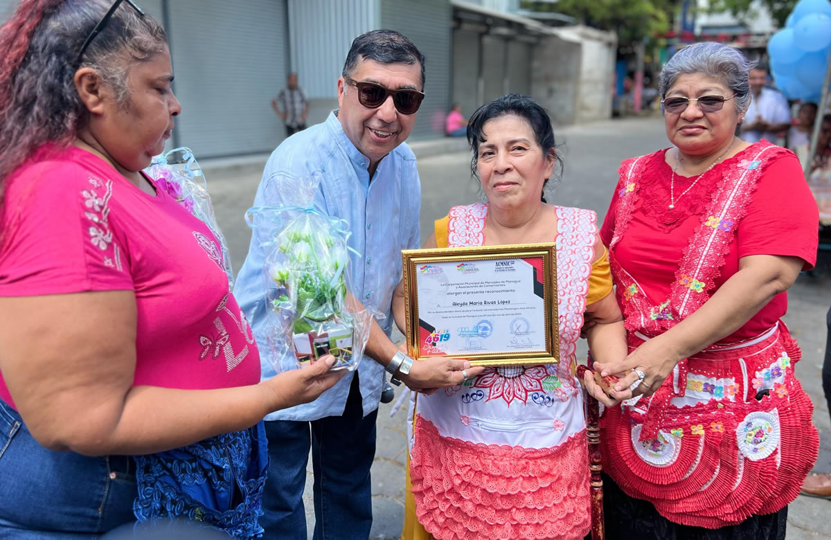 Mercado Iván Montenegro celebra 44 años con reconocimiento a las fundadoras