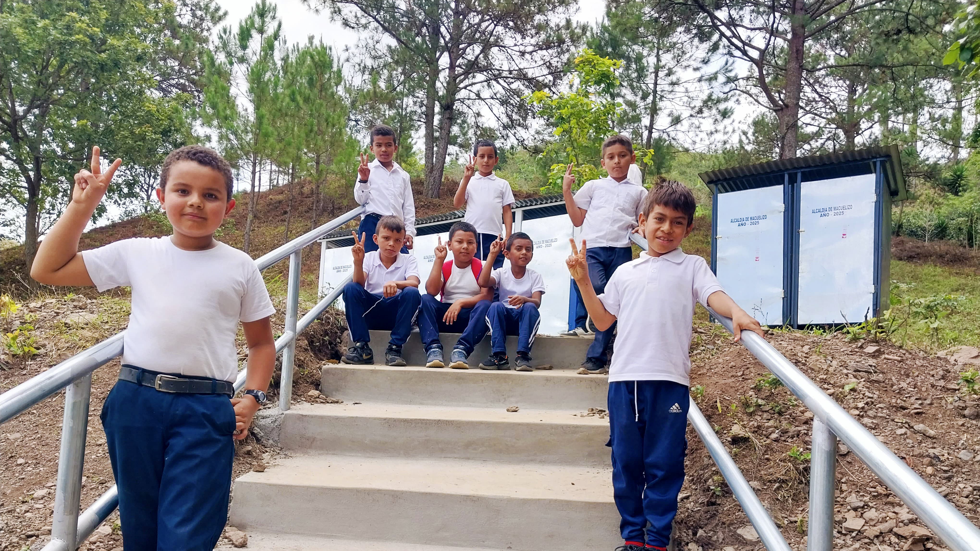 Macuelizo mejora infraestructura educativa con entrega de escuela renovada