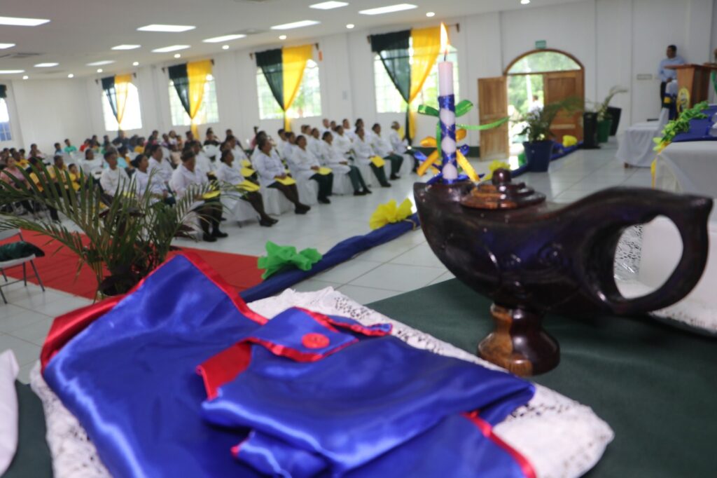 Uraccan entrega cofias e insignias a estudiantes de Enfermería en ...