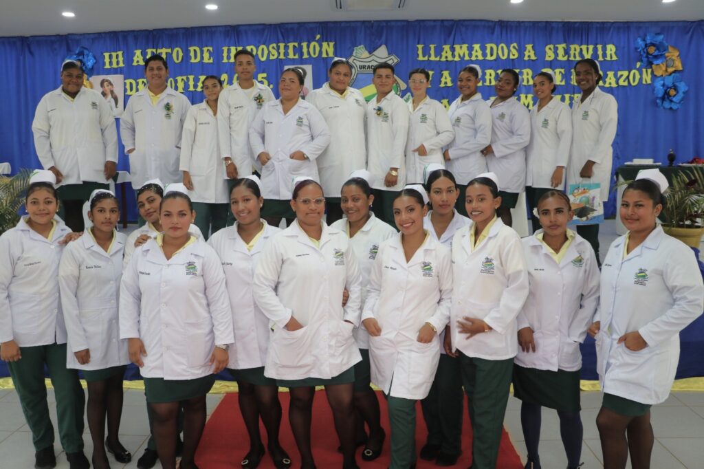 Uraccan entrega cofias e insignias a estudiantes de Enfermería en ...