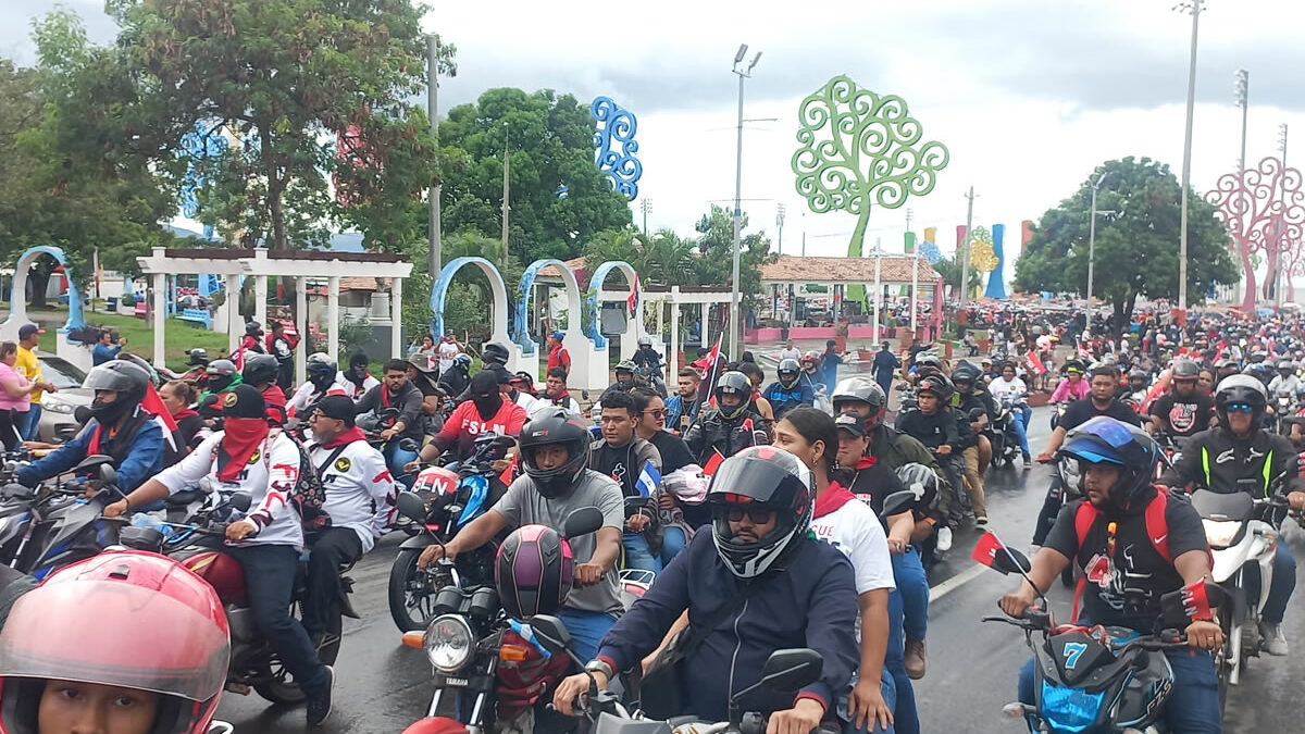 Motorizada revolucionaria reúne al pueblo en conmemoración del 46/19