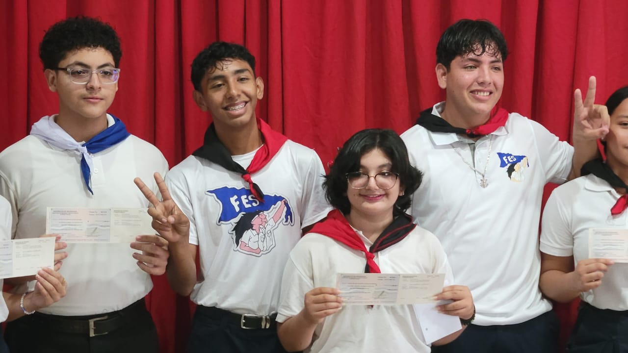 Bachilleres del Distrito II de Managua reciben Bono Presidencial
